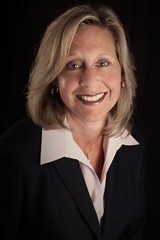 Lisa Hunter Honored for Excellence in Senior Management and Marketing