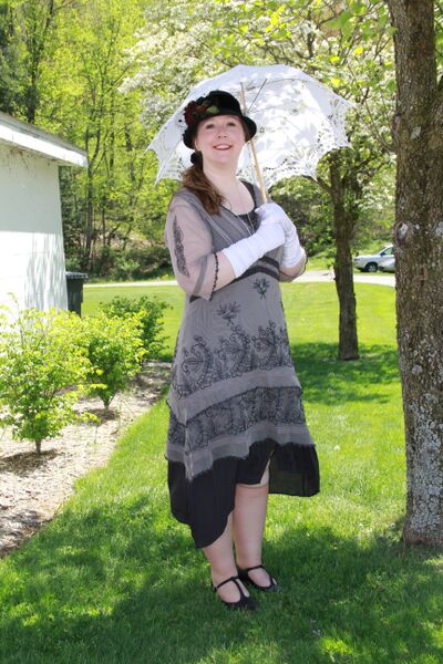 Vaudeville Singer Performs Along the Lincoln Highway